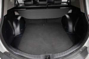 White Toyota RAV4 2014 in Riga, with an engine capacity of 2.00 L and mileage of 234 thousand km for 10900 €, photo 6 on AUTOMOTO.COM.LV
