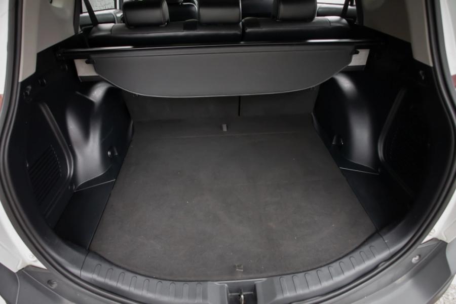 White Toyota RAV4 2014 in Riga, with an engine capacity of 2.00 L and mileage of 234 thousand km for 10900 €, photo 6 on AUTOMOTO.COM.LV