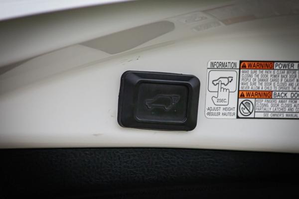 White Toyota RAV4 2014 in Riga, with an engine capacity of 2.00 L and mileage of 234 thousand km for 10900 €, photo 7 on AUTOMOTO.COM.LV