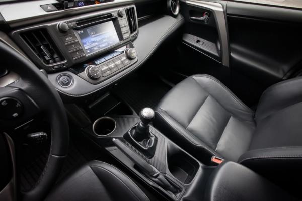 White Toyota RAV4 2014 in Riga, with an engine capacity of 2.00 L and mileage of 234 thousand km for 10900 €, photo 8 on AUTOMOTO.COM.LV