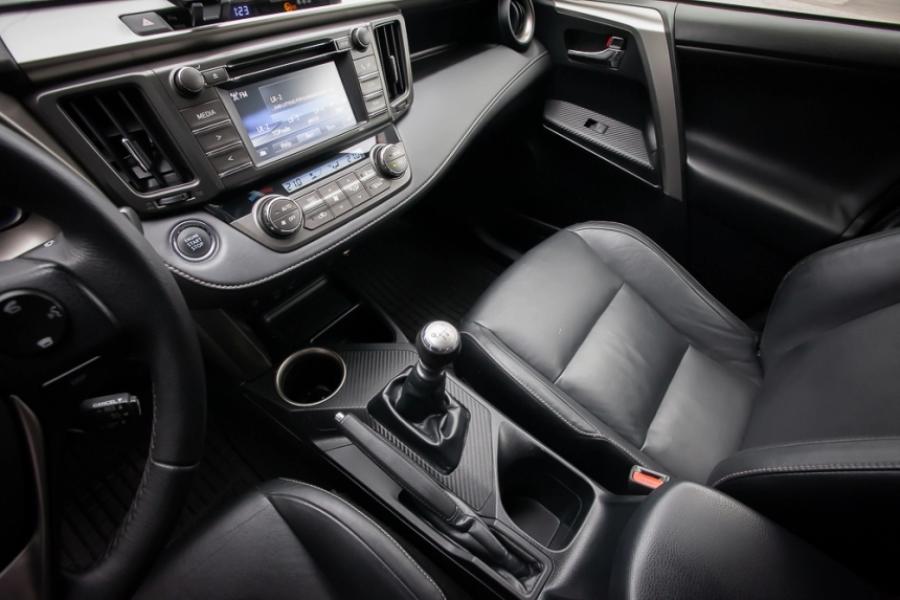 White Toyota RAV4 2014 in Riga, with an engine capacity of 2.00 L and mileage of 234 thousand km for 10900 €, photo 9 on AUTOMOTO.COM.LV