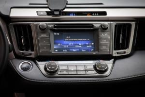 White Toyota RAV4 2014 in Riga, with an engine capacity of 2.00 L and mileage of 234 thousand km for 10900 €, photo 15 on AUTOMOTO.COM.LV