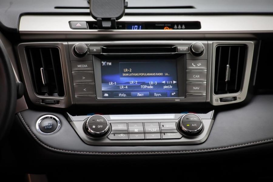White Toyota RAV4 2014 in Riga, with an engine capacity of 2.00 L and mileage of 234 thousand km for 10900 €, photo 15 on AUTOMOTO.COM.LV