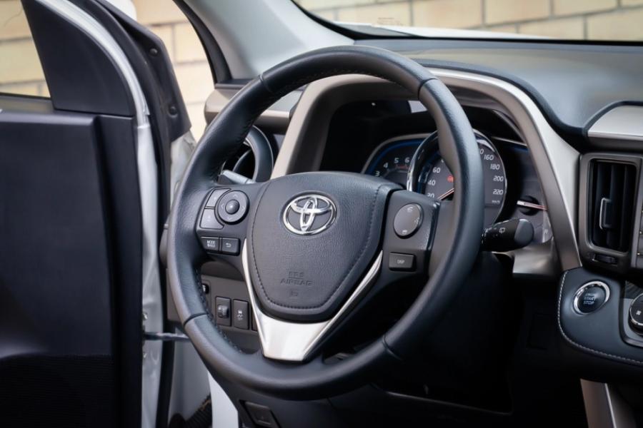 White Toyota RAV4 2014 in Riga, with an engine capacity of 2.00 L and mileage of 234 thousand km for 10900 €, photo 17 on AUTOMOTO.COM.LV
