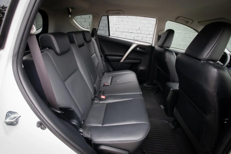 White Toyota RAV4 2014 in Riga, with an engine capacity of 2.00 L and mileage of 234 thousand km for 10900 €, photo 22 on AUTOMOTO.COM.LV