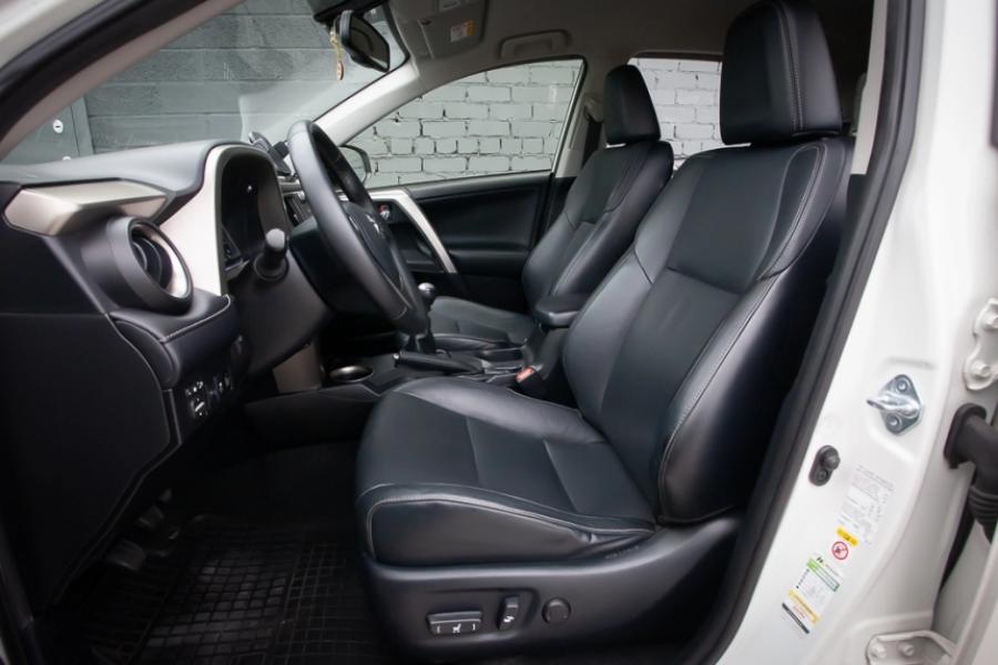 White Toyota RAV4 2014 in Riga, with an engine capacity of 2.00 L and mileage of 234 thousand km for 10900 €, photo 24 on AUTOMOTO.COM.LV