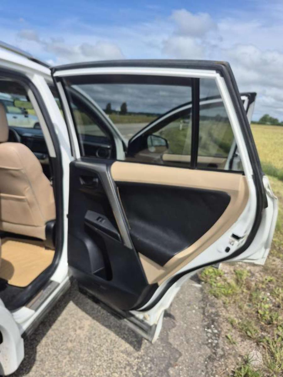 Balts Toyota RAV4 2014 Jurbarkas, ar dzinēja tilpumu 2.51 L un nobraukumu 215 tūkst. km par 12300 €, foto 10 vietnē AUTOMOTO.COM.LV