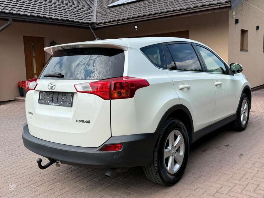 White Toyota RAV4 2014 in Utena, with an engine capacity of 2.00 L and mileage of 270 thousand km for 10350 €, photo 6 on AUTOMOTO.COM.LV