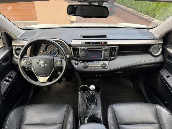 White Toyota RAV4 2014 in Utena, with an engine capacity of 2.00 L and mileage of 270 thousand km for 10350 €, photo 10 on AUTOMOTO.COM.LV
