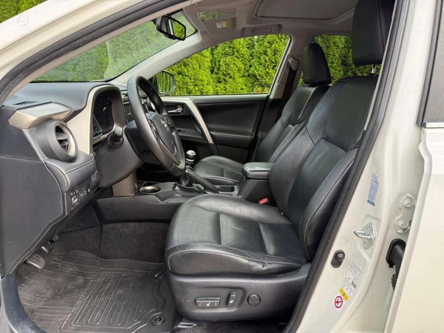 White Toyota RAV4 2014 in Utena, with an engine capacity of 2.00 L and mileage of 270 thousand km for 10350 €, photo 17 on AUTOMOTO.COM.LV