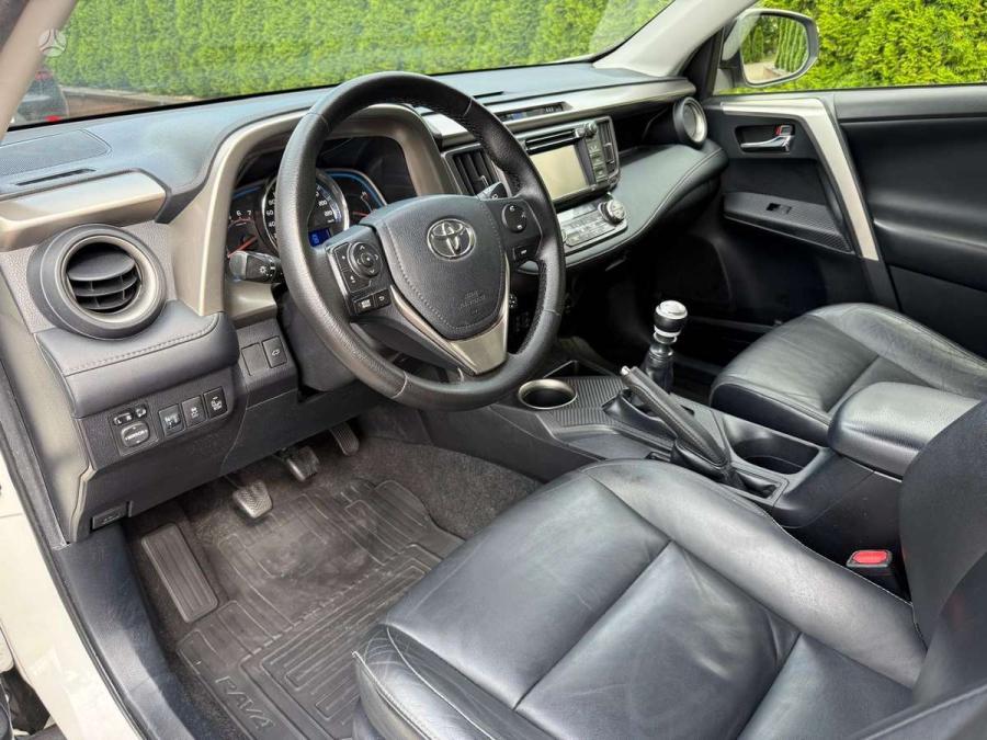 White Toyota RAV4 2014 in Utena, with an engine capacity of 2.00 L and mileage of 270 thousand km for 10350 €, photo 18 on AUTOMOTO.COM.LV