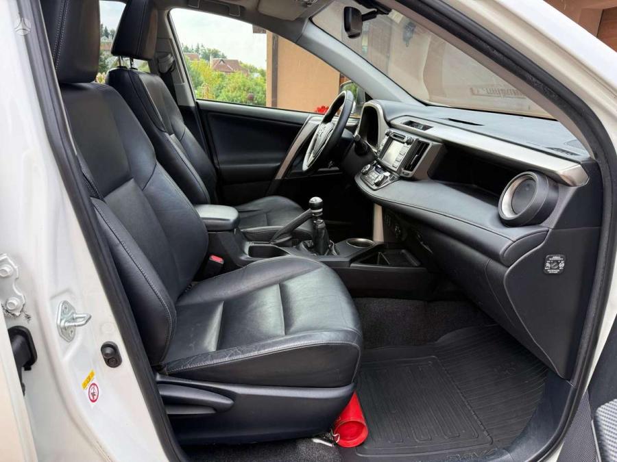 White Toyota RAV4 2014 in Utena, with an engine capacity of 2.00 L and mileage of 270 thousand km for 10350 €, photo 19 on AUTOMOTO.COM.LV