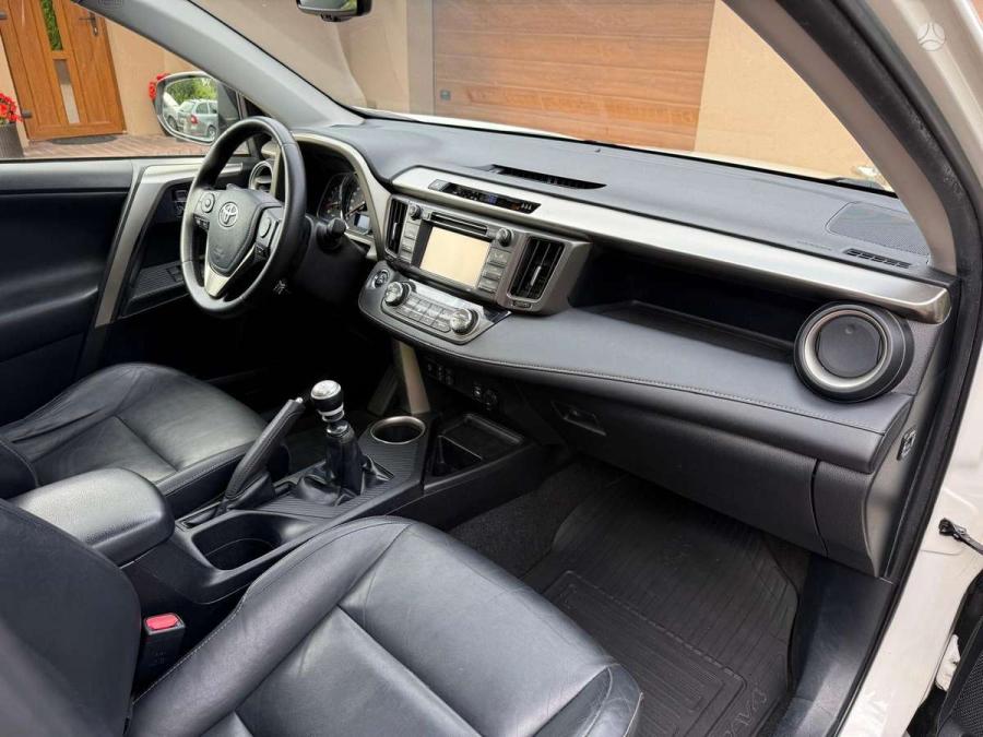 White Toyota RAV4 2014 in Utena, with an engine capacity of 2.00 L and mileage of 270 thousand km for 10350 €, photo 21 on AUTOMOTO.COM.LV
