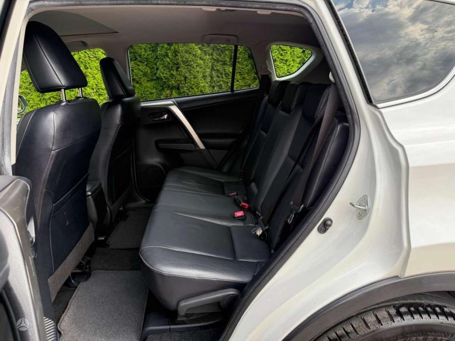 White Toyota RAV4 2014 in Utena, with an engine capacity of 2.00 L and mileage of 270 thousand km for 10350 €, photo 22 on AUTOMOTO.COM.LV