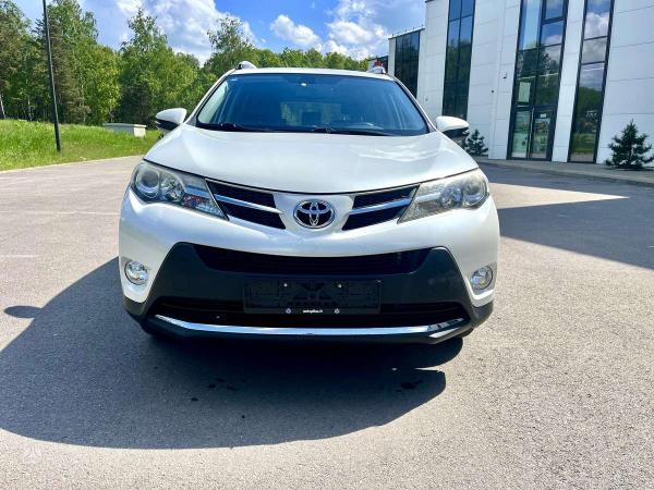 White Toyota RAV4 2014 in Kaunas, with an engine capacity of 2.23 L and mileage of 241 thousand km for 11250 €, photo 4 on AUTOMOTO.COM.LV