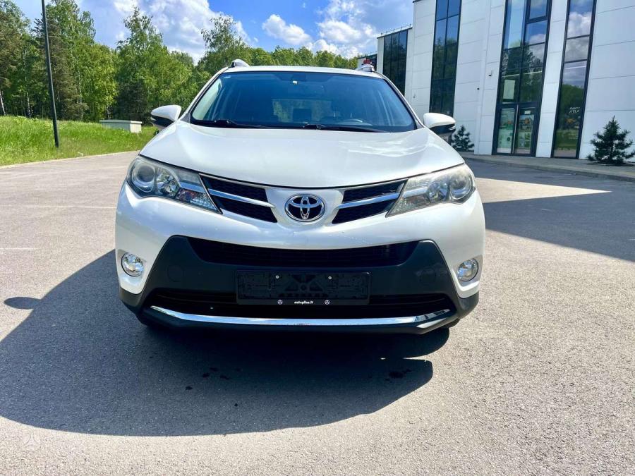 White Toyota RAV4 2014 in Kaunas, with an engine capacity of 2.23 L and mileage of 241 thousand km for 11250 €, photo 4 on AUTOMOTO.COM.LV