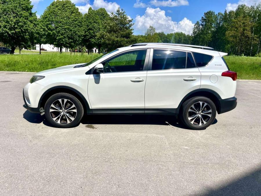 White Toyota RAV4 2014 in Kaunas, with an engine capacity of 2.23 L and mileage of 241 thousand km for 11250 €, photo 5 on AUTOMOTO.COM.LV
