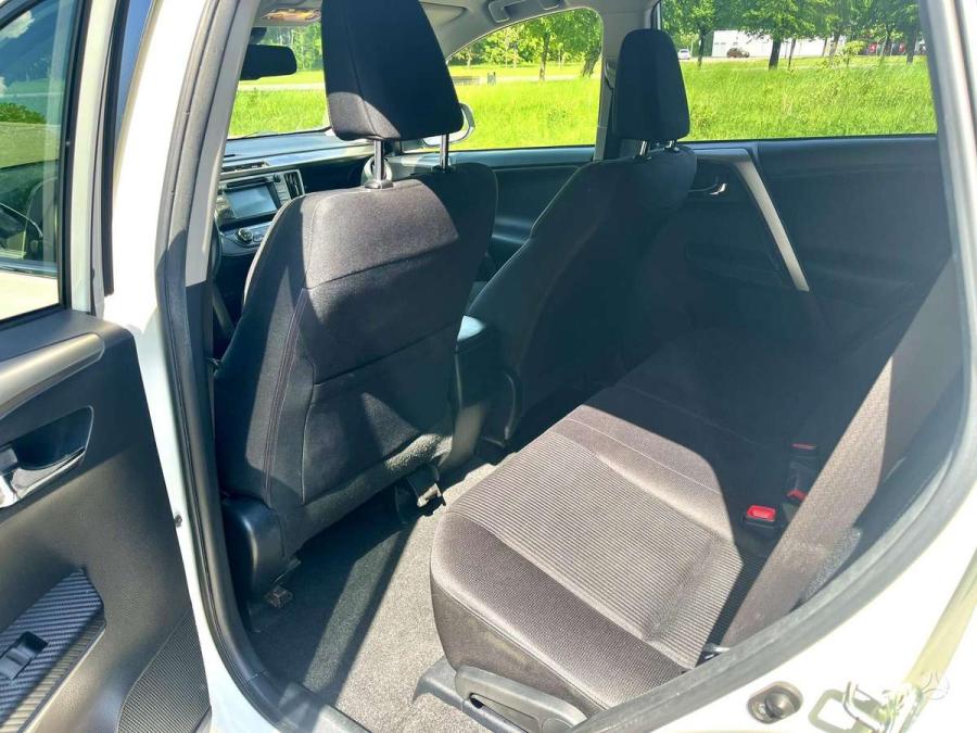 White Toyota RAV4 2014 in Kaunas, with an engine capacity of 2.23 L and mileage of 241 thousand km for 11250 €, photo 19 on AUTOMOTO.COM.LV