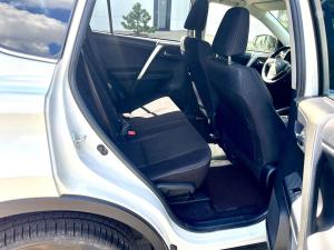 White Toyota RAV4 2014 in Kaunas, with an engine capacity of 2.23 L and mileage of 241 thousand km for 11250 €, photo 22 on AUTOMOTO.COM.LV
