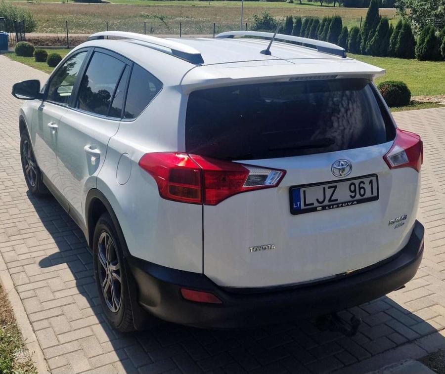 White Toyota RAV4 2014 in Jonava, with an engine capacity of 2.00 L and mileage of 242 thousand km for 9800 €, photo 5 on AUTOMOTO.COM.LV