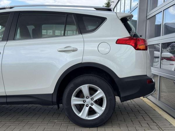 White Toyota RAV4 2014 in Vilnius, with an engine capacity of 2.00 L and mileage of 238 thousand km for 12000 €, photo 3 on AUTOMOTO.COM.LV