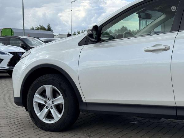 White Toyota RAV4 2014 in Vilnius, with an engine capacity of 2.00 L and mileage of 238 thousand km for 12000 €, photo 4 on AUTOMOTO.COM.LV