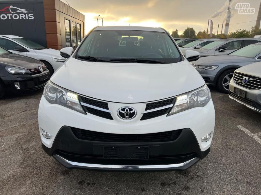 White Toyota RAV4 2014 in Panevezys, with an engine capacity of 2.20 L and mileage of 150 thousand km for 11600 €, photo 3 on AUTOMOTO.COM.LV