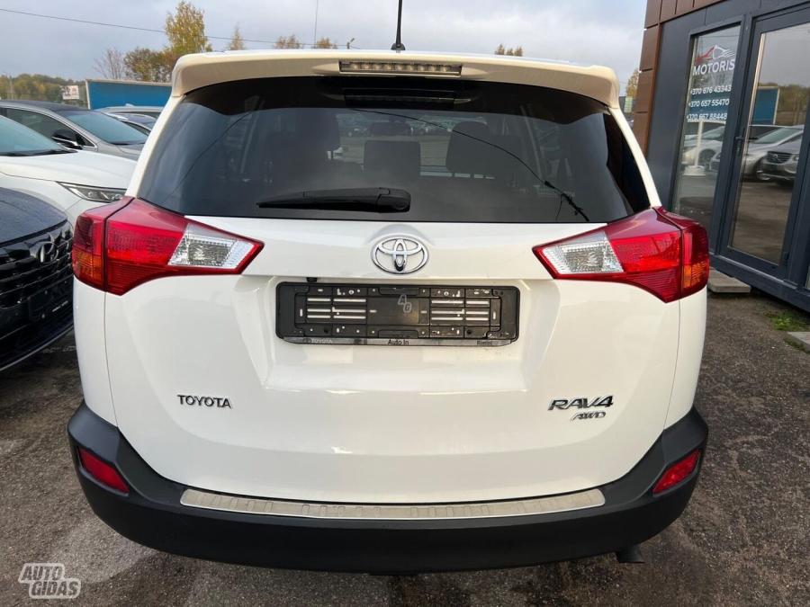 White Toyota RAV4 2014 in Panevezys, with an engine capacity of 2.20 L and mileage of 150 thousand km for 11600 €, photo 7 on AUTOMOTO.COM.LV