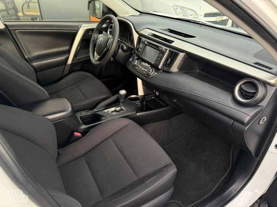 White Toyota RAV4 2014 in Panevezys, with an engine capacity of 2.20 L and mileage of 150 thousand km for 11600 €, photo 13 on AUTOMOTO.COM.LV