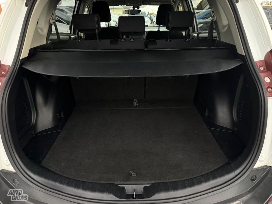 White Toyota RAV4 2014 in Panevezys, with an engine capacity of 2.20 L and mileage of 150 thousand km for 11600 €, photo 19 on AUTOMOTO.COM.LV