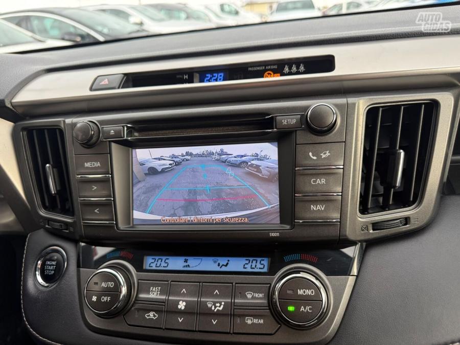 White Toyota RAV4 2014 in Panevezys, with an engine capacity of 2.20 L and mileage of 150 thousand km for 11600 €, photo 20 on AUTOMOTO.COM.LV