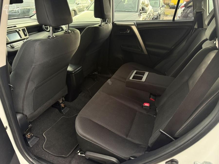 White Toyota RAV4 2014 in Panevezys, with an engine capacity of 2.20 L and mileage of 150 thousand km for 11600 €, photo 23 on AUTOMOTO.COM.LV