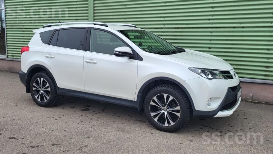 White Toyota RAV4 2015 in Riga, with an engine capacity of 2.00 L and mileage of 226 thousand km for 24957 €, photo 1 on AUTOMOTO.COM.LV