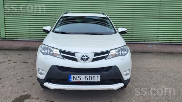 White Toyota RAV4 2015 in Riga, with an engine capacity of 2.00 L and mileage of 226 thousand km for 24957 €, photo 2 on AUTOMOTO.COM.LV