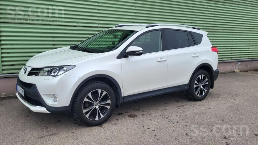 White Toyota RAV4 2015 in Riga, with an engine capacity of 2.00 L and mileage of 226 thousand km for 24957 €, photo 3 on AUTOMOTO.COM.LV