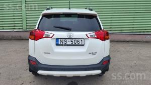 White Toyota RAV4 2015 in Riga, with an engine capacity of 2.00 L and mileage of 226 thousand km for 24957 €, photo 13 on AUTOMOTO.COM.LV