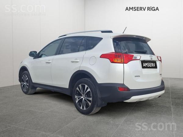 White Toyota RAV4 2015 in Riga, with an engine capacity of 2.00 L and mileage of 189 thousand km for 13500 €, photo 4 on AUTOMOTO.COM.LV