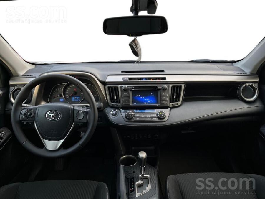 White Toyota RAV4 2015 in Riga, with an engine capacity of 2.00 L and mileage of 153 thousand km for 14500 €, photo 8 on AUTOMOTO.COM.LV
