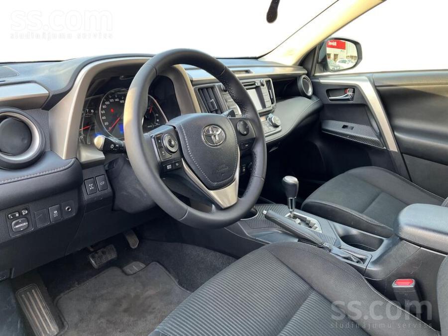 White Toyota RAV4 2015 in Riga, with an engine capacity of 2.00 L and mileage of 153 thousand km for 14500 €, photo 11 on AUTOMOTO.COM.LV