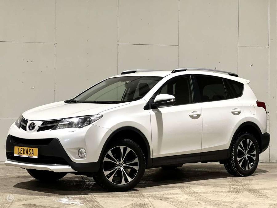 White Toyota RAV4 2015 in Klaipeda, with an engine capacity of 1.99 L and mileage of 141 thousand km for 13990 €, photo 1 on AUTOMOTO.COM.LV