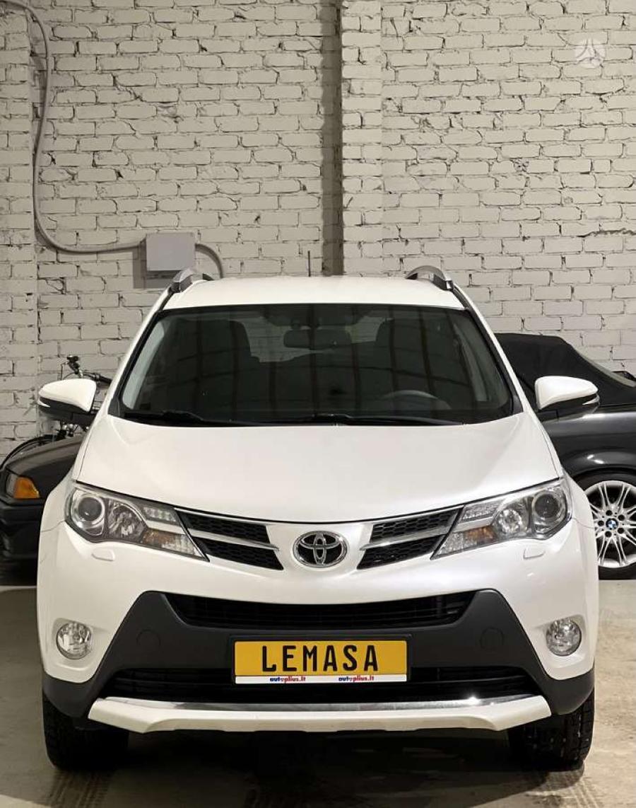 White Toyota RAV4 2015 in Klaipeda, with an engine capacity of 1.99 L and mileage of 141 thousand km for 13990 €, photo 17 on AUTOMOTO.COM.LV