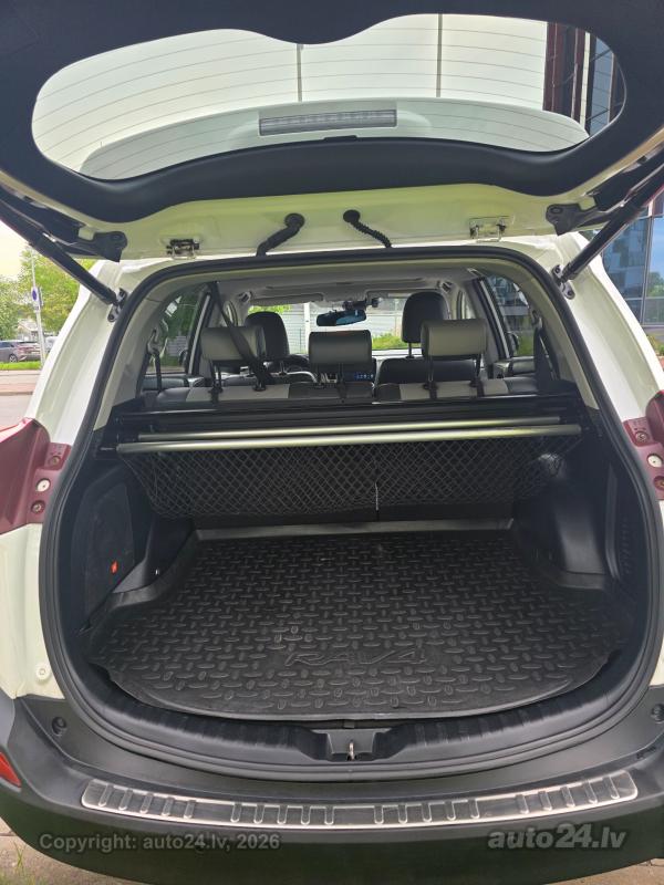 Balts Toyota RAV4 2015 Tallina, ar dzinēja tilpumu 2.00 L un nobraukumu 144 tūkst. km par 15990 €, foto 7 vietnē AUTOMOTO.COM.LV