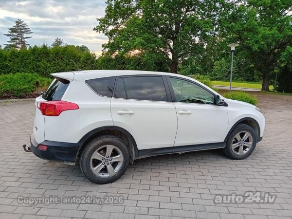 Balts Toyota RAV4 2015 Veru, ar dzinēja tilpumu 2.20 L un nobraukumu 213 tūkst. km par 11000 €, foto 4 vietnē AUTOMOTO.COM.LV