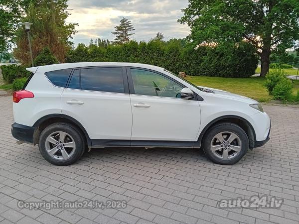 White Toyota RAV4 2015 in Voru, with an engine capacity of 2.20 L and mileage of 213 thousand km for 11000 €, photo 5 on AUTOMOTO.COM.LV