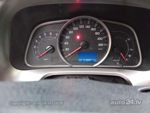 White Toyota RAV4 2015 in Voru, with an engine capacity of 2.20 L and mileage of 213 thousand km for 11000 €, photo 7 on AUTOMOTO.COM.LV