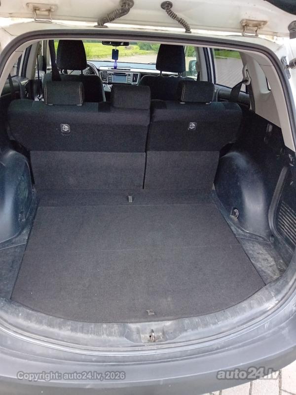 White Toyota RAV4 2015 in Voru, with an engine capacity of 2.20 L and mileage of 213 thousand km for 11000 €, photo 10 on AUTOMOTO.COM.LV