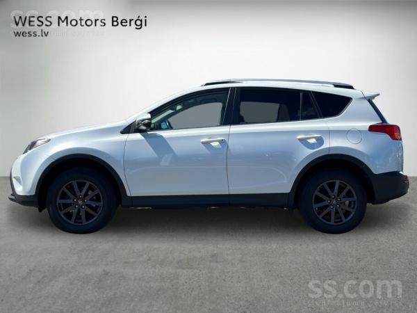 White Toyota RAV4 2015 in Riga, with an engine capacity of 2.00 L and mileage of 169 thousand km for 15990 €, photo 3 on AUTOMOTO.COM.LV