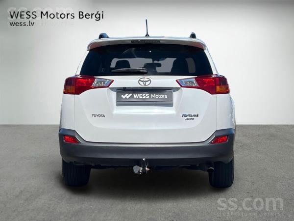 White Toyota RAV4 2015 in Riga, with an engine capacity of 2.00 L and mileage of 169 thousand km for 15990 €, photo 4 on AUTOMOTO.COM.LV