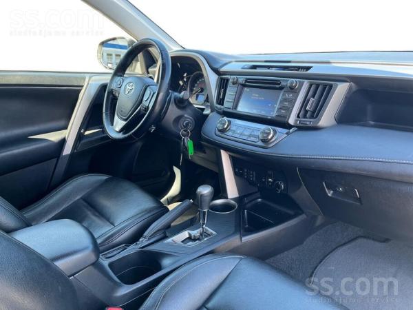 White Toyota RAV4 2015 in Riga, with an engine capacity of 2.00 L and mileage of 169 thousand km for 15990 €, photo 6 on AUTOMOTO.COM.LV