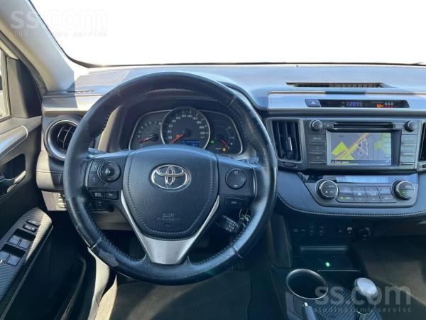White Toyota RAV4 2015 in Riga, with an engine capacity of 2.00 L and mileage of 169 thousand km for 15990 €, photo 9 on AUTOMOTO.COM.LV